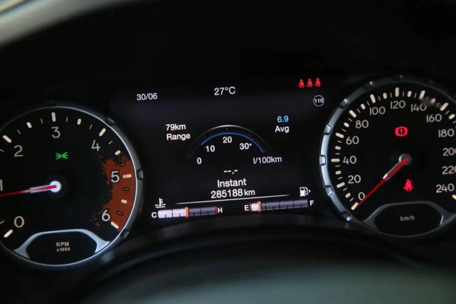 Brūns Jeep Renegade 2014 Rīga, ar dzinēja tilpumu 2.00 L un nobraukumu 285 tūkst. km par 6790 €, foto 6 vietnē AUTOMOTO.COM.LV