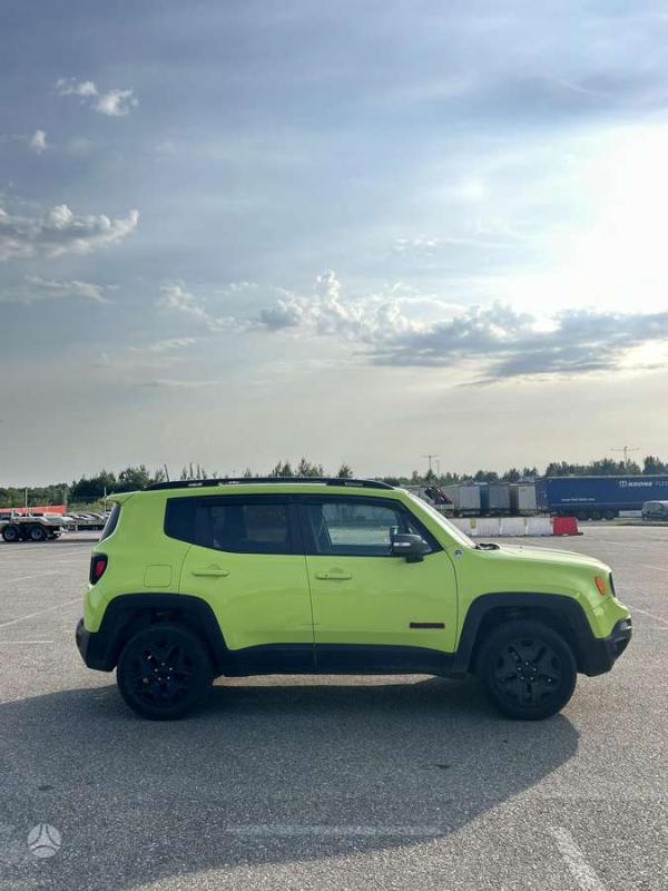 Green Jeep Renegade 2018 in Vilnius, with an engine capacity of 2.36 L and mileage of 60 thousand km for 12900 €, photo 4 on AUTOMOTO.COM.LV