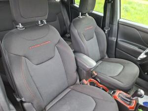 Pelēks Jeep Renegade 2016 Viļņa, ar dzinēja tilpumu 2.40 L un nobraukumu 224 tūkst. km par 6999 €, foto 16 vietnē AUTOMOTO.COM.LV