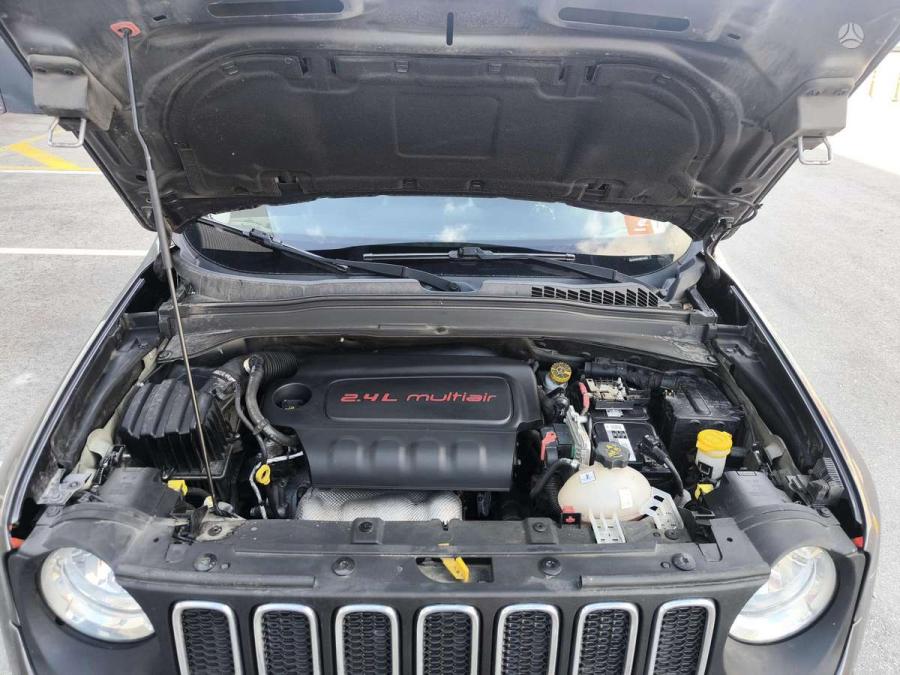 Grey Jeep Renegade 2017 in Siauliai, with an engine capacity of 2.36 L and mileage of 207 thousand km for 6500 €, photo 7 on AUTOMOTO.COM.LV
