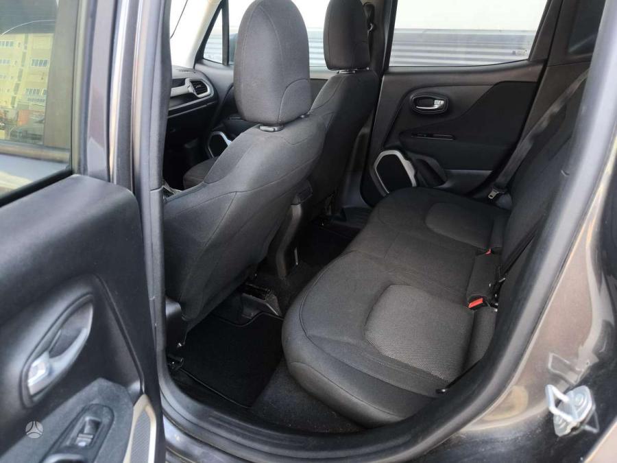 Grey Jeep Renegade 2017 in Siauliai, with an engine capacity of 2.36 L and mileage of 207 thousand km for 6500 €, photo 14 on AUTOMOTO.COM.LV