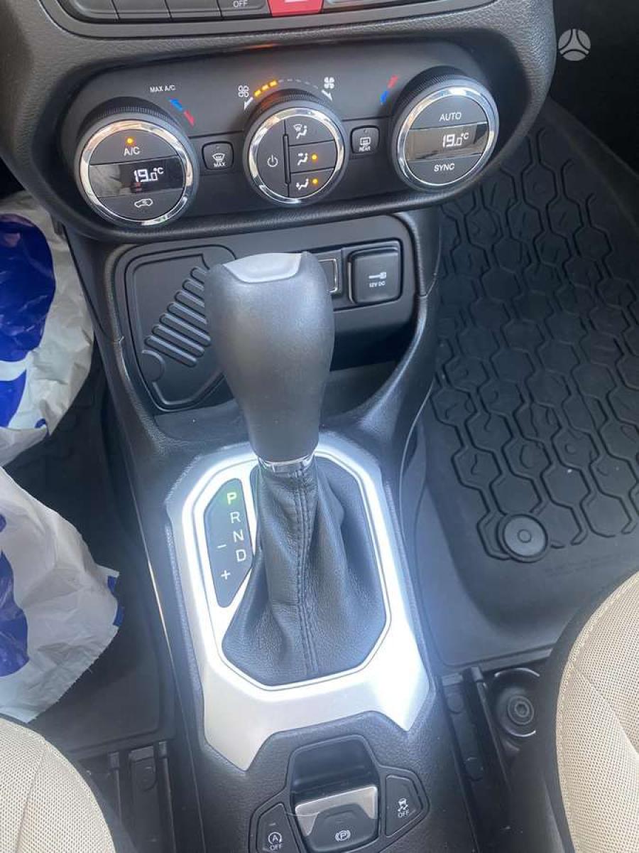 Pelēks Jeep Renegade 2017 Tauragė, ar dzinēja tilpumu 1.37 L un nobraukumu 113 tūkst. km par 8900 €, foto 11 vietnē AUTOMOTO.COM.LV