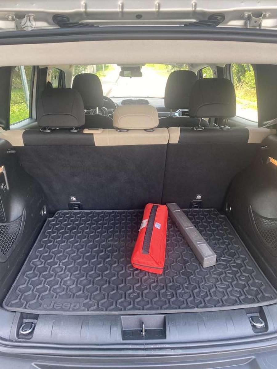 Pelēks Jeep Renegade 2017 Tauragė, ar dzinēja tilpumu 1.37 L un nobraukumu 113 tūkst. km par 8900 €, foto 16 vietnē AUTOMOTO.COM.LV