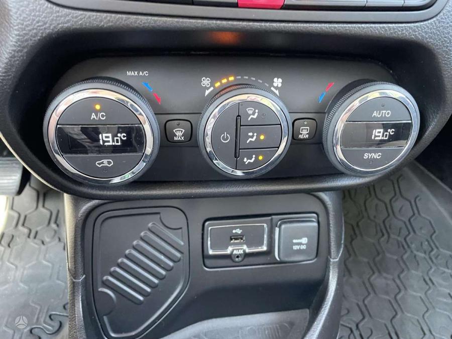Pelēks Jeep Renegade 2017 Viļņa, ar dzinēja tilpumu 1.37 L un nobraukumu 112 tūkst. km par 8950 €, foto 17 vietnē AUTOMOTO.COM.LV