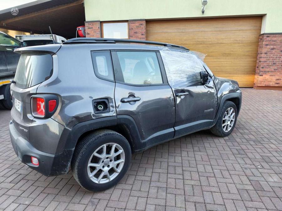 Grey Jeep Renegade 2019 in Taurage, with an engine capacity of 1.00 L and mileage of 60 thousand km for 3700 €, photo 10 on AUTOMOTO.COM.LV