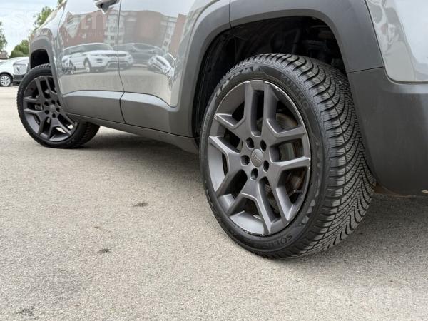 Pelēks Jeep Renegade 2020 Jelgava, ar dzinēja tilpumu 1.40 L un nobraukumu 0 tūkst. km par 14750 €, foto 7 vietnē AUTOMOTO.COM.LV
