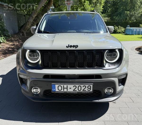 Grey Jeep Renegade 2021 in Riga, with an engine capacity of 1.30 L and mileage of 42 thousand km for 16750 €, photo 3 on AUTOMOTO.COM.LV