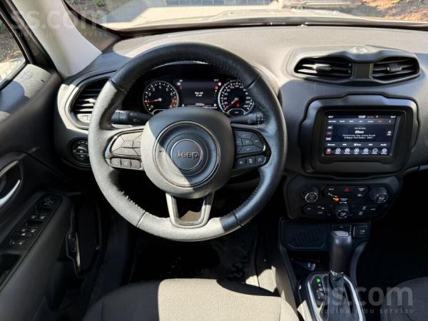 Grey Jeep Renegade 2021 in Riga, with an engine capacity of 1.30 L and mileage of 42 thousand km for 16750 €, photo 8 on AUTOMOTO.COM.LV