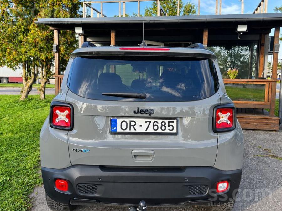 Grey Jeep Renegade 2022 in Riga, with an engine capacity of 1.30 L and mileage of 103 thousand km for 14900 €, photo 8 on AUTOMOTO.COM.LV