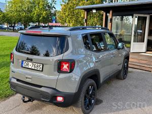 Grey Jeep Renegade 2022 in Riga, with an engine capacity of 1.30 L and mileage of 103 thousand km for 14900 €, photo 9 on AUTOMOTO.COM.LV