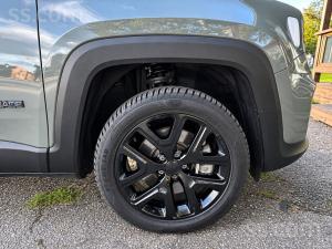 Grey Jeep Renegade 2022 in Riga, with an engine capacity of 1.30 L and mileage of 103 thousand km for 14900 €, photo 11 on AUTOMOTO.COM.LV