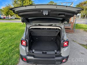 Grey Jeep Renegade 2022 in Riga, with an engine capacity of 1.30 L and mileage of 103 thousand km for 14900 €, photo 17 on AUTOMOTO.COM.LV