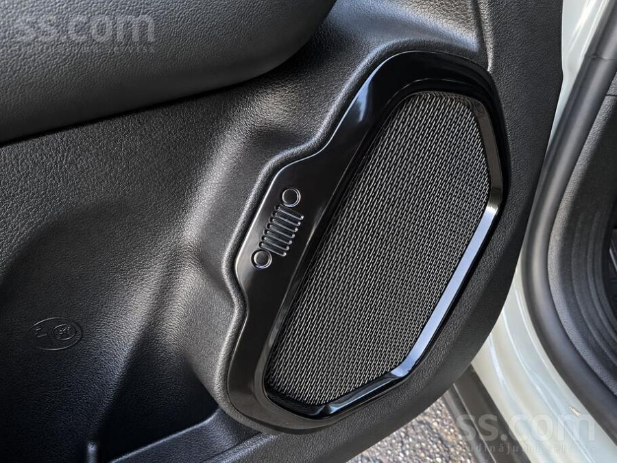 Grey Jeep Renegade 2022 in Riga, with an engine capacity of 1.30 L and mileage of 103 thousand km for 14900 €, photo 21 on AUTOMOTO.COM.LV