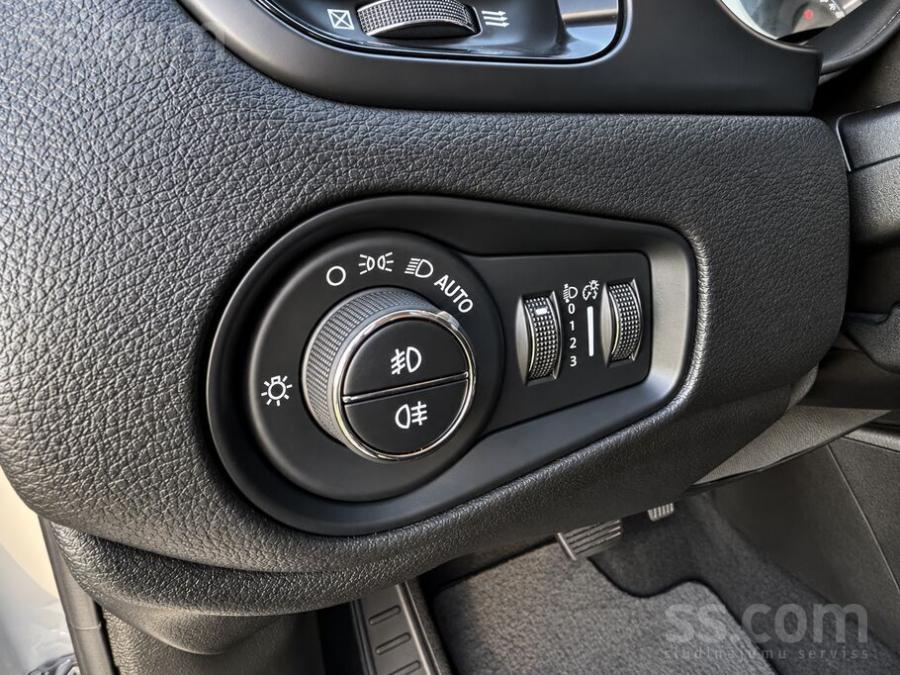 Grey Jeep Renegade 2022 in Riga, with an engine capacity of 1.30 L and mileage of 103 thousand km for 14900 €, photo 22 on AUTOMOTO.COM.LV