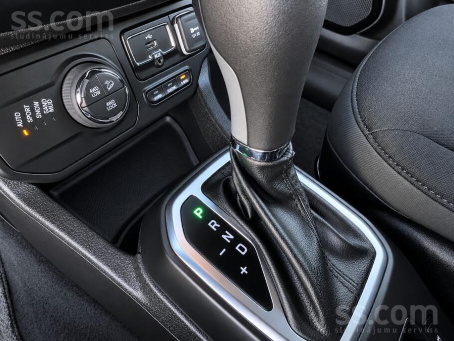 Grey Jeep Renegade 2022 in Riga, with an engine capacity of 1.30 L and mileage of 103 thousand km for 14900 €, photo 25 on AUTOMOTO.COM.LV