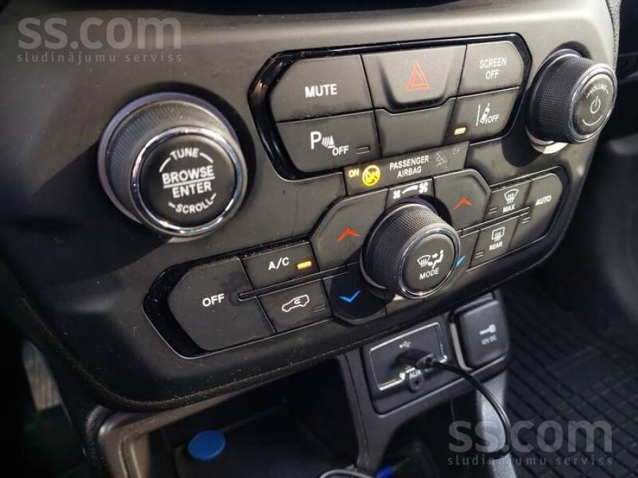 Red Jeep Renegade 2020 in Daugavpils, with an engine capacity of 1.30 L and mileage of 108 thousand km for 13000 €, photo 10 on AUTOMOTO.COM.LV