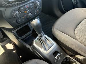 Violets Jeep Renegade 2021 Rīga, ar dzinēja tilpumu 1.30 L un nobraukumu 79 tūkst. km par 15500 €, foto 20 vietnē AUTOMOTO.COM.LV