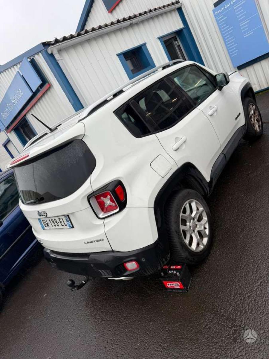 White Jeep Renegade 2015 in Taurage, with an engine capacity of 1.96 L and mileage of 208 thousand km for 8699 €, photo 5 on AUTOMOTO.COM.LV