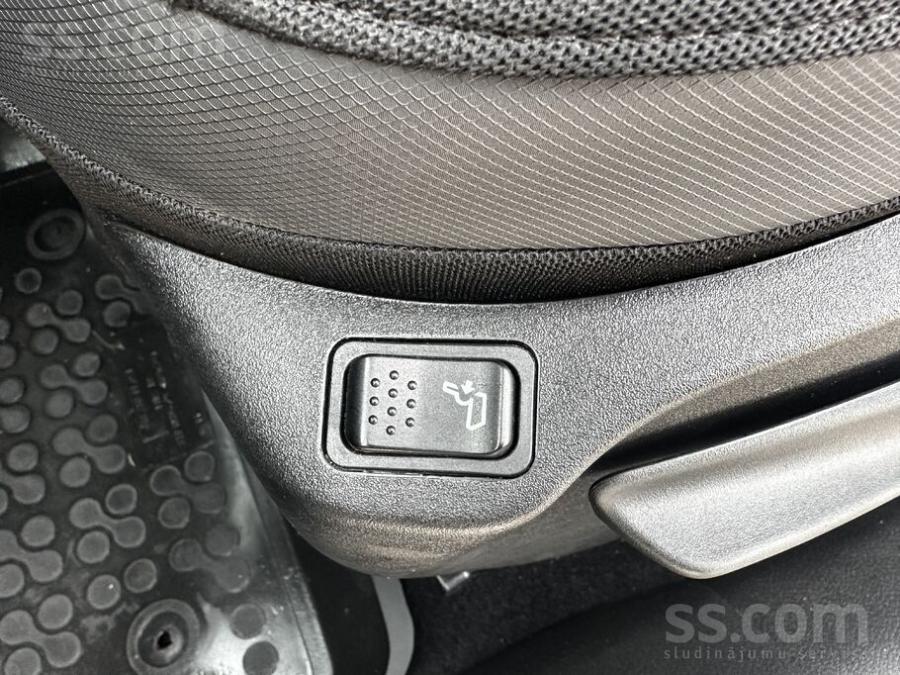 White Jeep Renegade 2015 in Riga, with an engine capacity of 2.00 L and mileage of 167 thousand km for 9499 €, photo 27 on AUTOMOTO.COM.LV