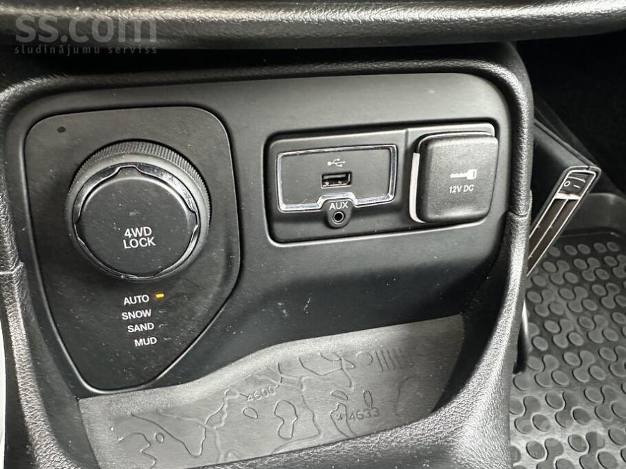 White Jeep Renegade 2015 in Riga, with an engine capacity of 2.00 L and mileage of 167 thousand km for 9499 €, photo 31 on AUTOMOTO.COM.LV