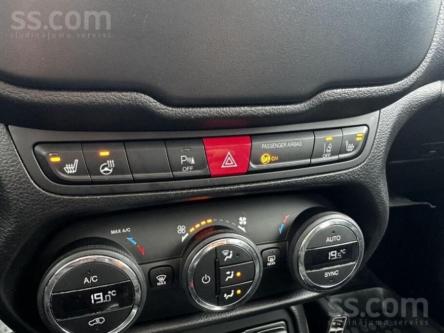 White Jeep Renegade 2015 in Riga, with an engine capacity of 2.00 L and mileage of 167 thousand km for 9499 €, photo 32 on AUTOMOTO.COM.LV