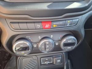 Balts Jeep Renegade 2015 Tauragė, ar dzinēja tilpumu 1.60 L un nobraukumu 142 tūkst. km par 6300 €, foto 15 vietnē AUTOMOTO.COM.LV