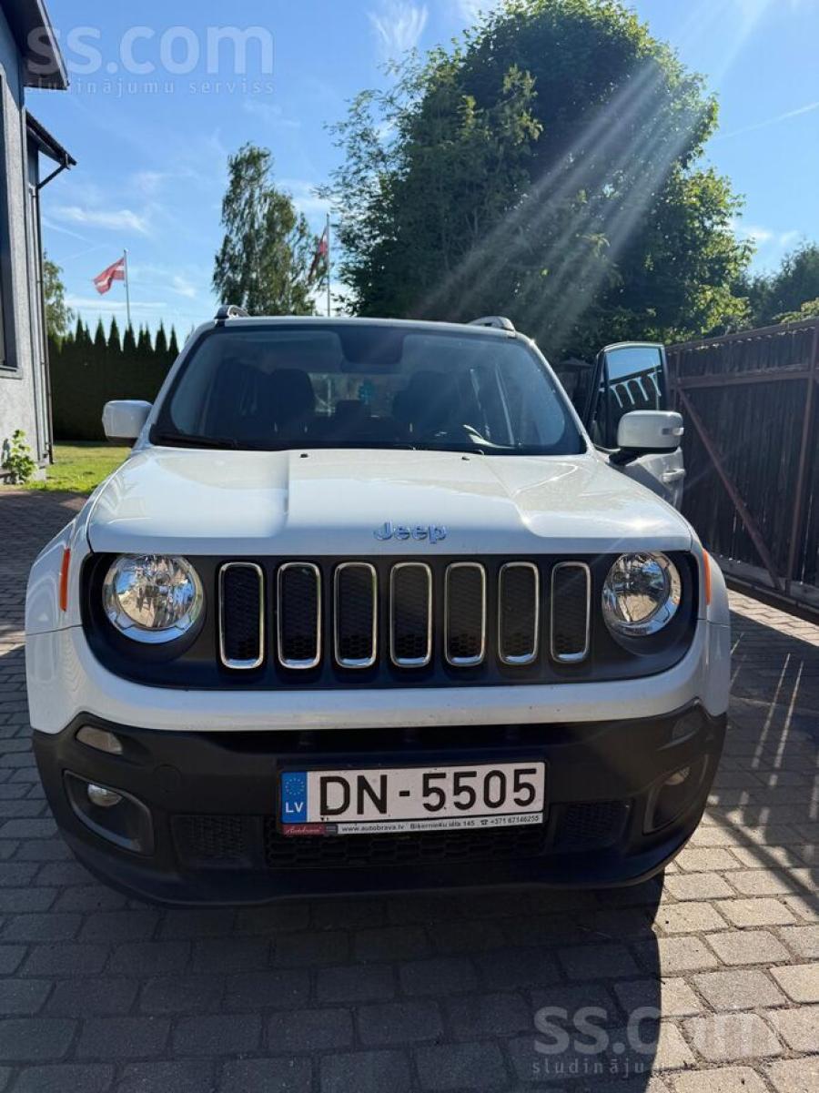 White Jeep Renegade 2017 in Riga, with an engine capacity of 1.30 L and mileage of 67 thousand km for 12000 €, photo 4 on AUTOMOTO.COM.LV