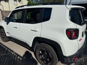 White Jeep Renegade 2017 in Riga, with an engine capacity of 1.30 L and mileage of 67 thousand km for 12000 €, photo 5 on AUTOMOTO.COM.LV