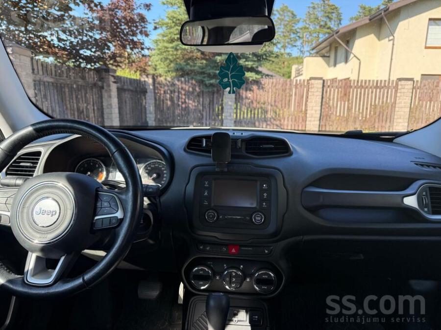 White Jeep Renegade 2017 in Riga, with an engine capacity of 1.30 L and mileage of 67 thousand km for 12000 €, photo 6 on AUTOMOTO.COM.LV