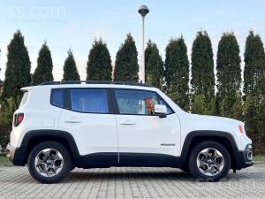 White Jeep Renegade 2017 in Jelgava, with an engine capacity of 1.60 L and mileage of 200 thousand km for 9995 €, photo 6 on AUTOMOTO.COM.LV