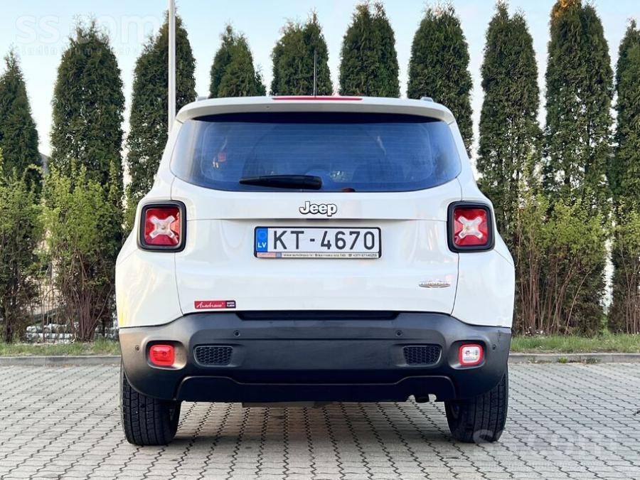 White Jeep Renegade 2017 in Jelgava, with an engine capacity of 1.60 L and mileage of 200 thousand km for 9995 €, photo 8 on AUTOMOTO.COM.LV