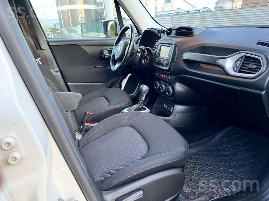 White Jeep Renegade 2017 in Jelgava, with an engine capacity of 1.60 L and mileage of 200 thousand km for 9995 €, photo 12 on AUTOMOTO.COM.LV
