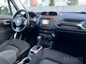 White Jeep Renegade 2017 in Jelgava, with an engine capacity of 1.60 L and mileage of 200 thousand km for 9995 €, photo 14 on AUTOMOTO.COM.LV