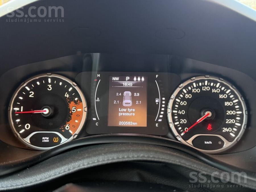 White Jeep Renegade 2017 in Jelgava, with an engine capacity of 1.60 L and mileage of 200 thousand km for 9995 €, photo 20 on AUTOMOTO.COM.LV