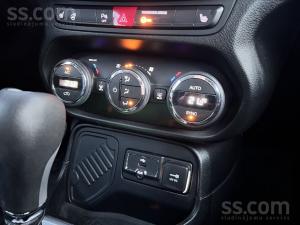 White Jeep Renegade 2017 in Jelgava, with an engine capacity of 1.60 L and mileage of 200 thousand km for 9995 €, photo 22 on AUTOMOTO.COM.LV