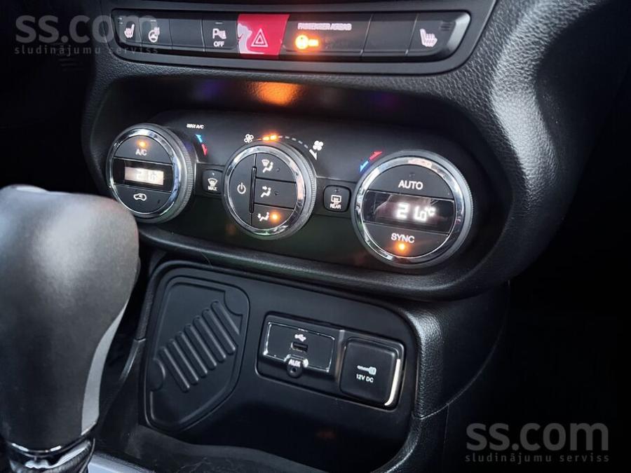 White Jeep Renegade 2017 in Jelgava, with an engine capacity of 1.60 L and mileage of 200 thousand km for 9995 €, photo 22 on AUTOMOTO.COM.LV