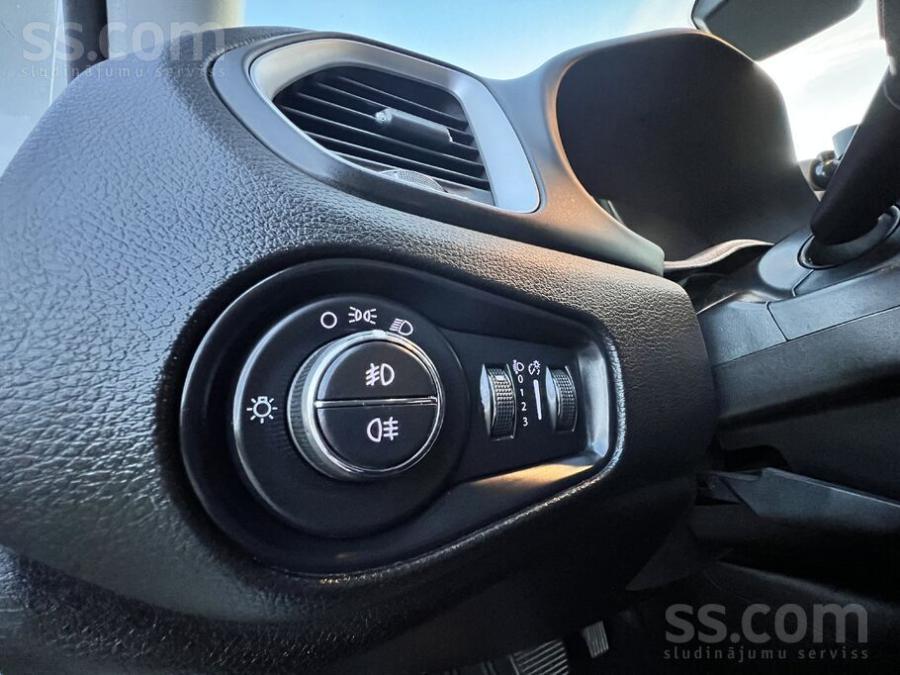 White Jeep Renegade 2017 in Jelgava, with an engine capacity of 1.60 L and mileage of 200 thousand km for 9995 €, photo 25 on AUTOMOTO.COM.LV