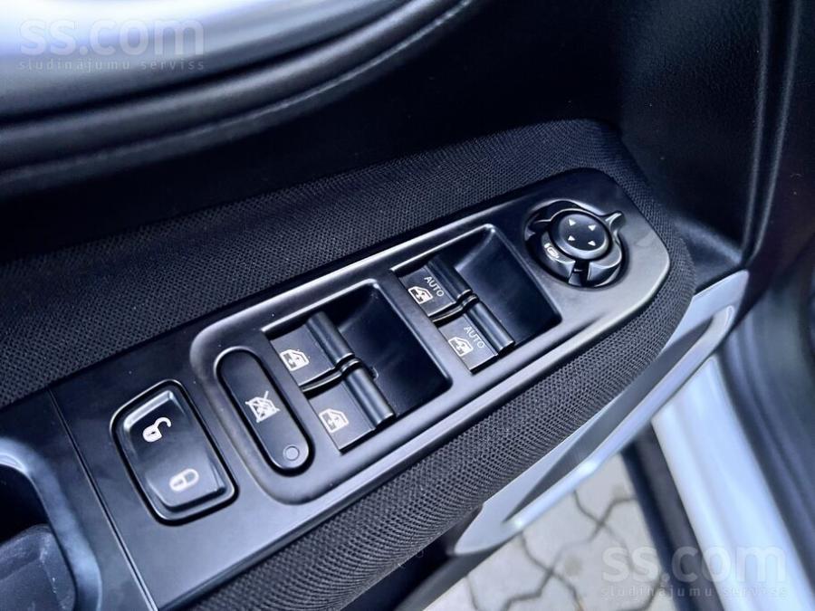 White Jeep Renegade 2017 in Jelgava, with an engine capacity of 1.60 L and mileage of 200 thousand km for 9995 €, photo 29 on AUTOMOTO.COM.LV