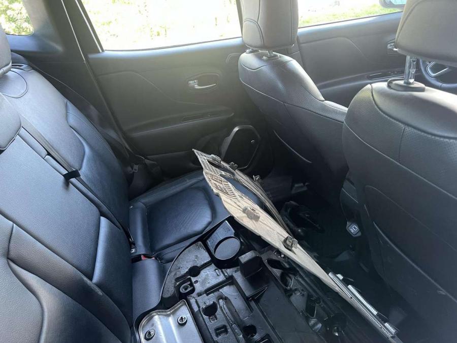 White Jeep Renegade 2018 in Taurage, with an engine capacity of 1.96 L and mileage of 102 thousand km for 5800 €, photo 8 on AUTOMOTO.COM.LV