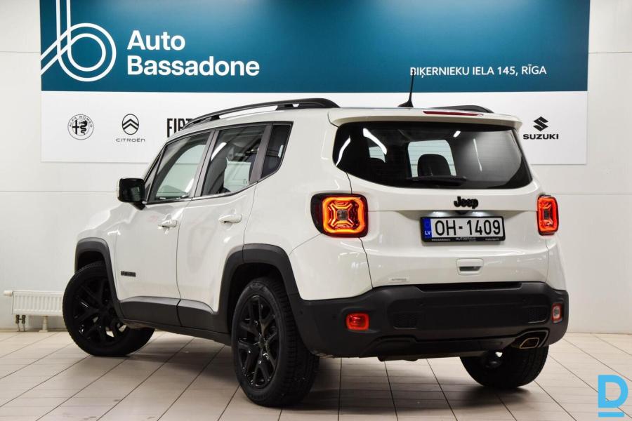 White Jeep Renegade 2021 in Riga, with an engine capacity of 1.30 L and mileage of 45 thousand km for 15990 €, photo 3 on AUTOMOTO.COM.LV