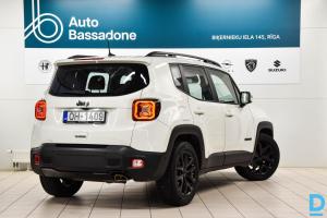 White Jeep Renegade 2021 in Riga, with an engine capacity of 1.30 L and mileage of 45 thousand km for 15990 €, photo 4 on AUTOMOTO.COM.LV