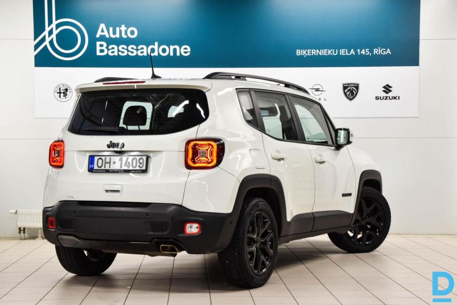 White Jeep Renegade 2021 in Riga, with an engine capacity of 1.30 L and mileage of 45 thousand km for 15990 €, photo 4 on AUTOMOTO.COM.LV