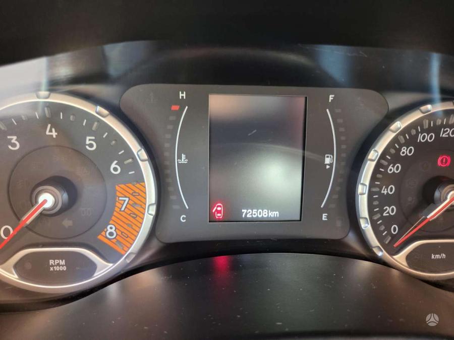 White Jeep Renegade 2021 in Jurbarkas, with an engine capacity of 1.00 L and mileage of 72 thousand km for 7900 €, photo 9 on AUTOMOTO.COM.LV