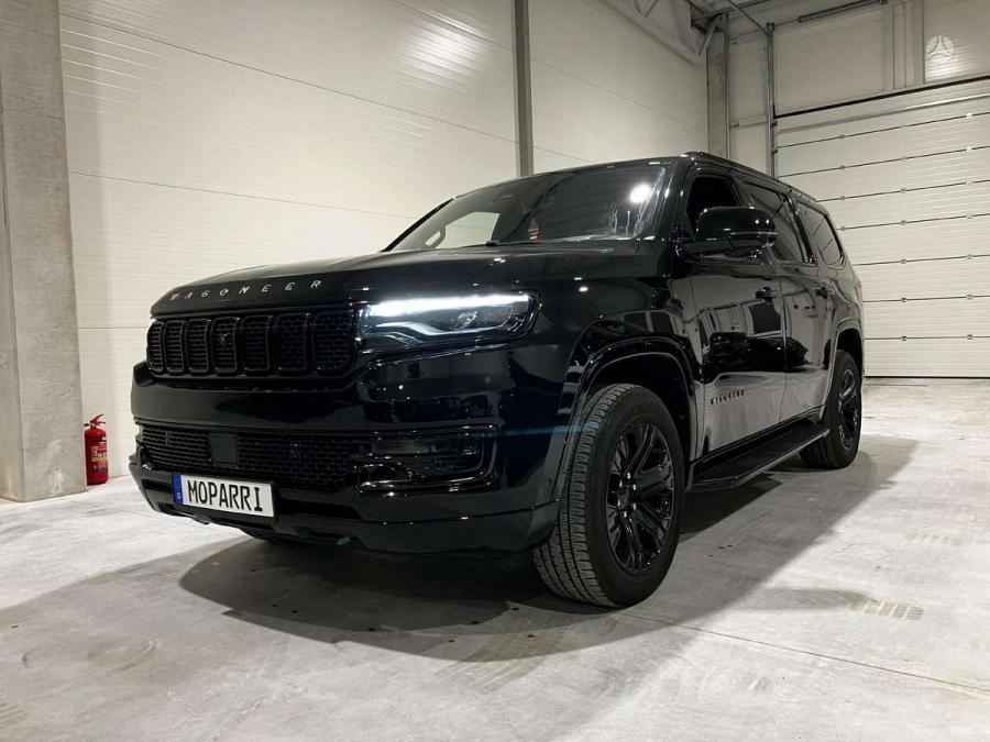 Black Jeep Wagoneer 2022 in Klaipeda, with an engine capacity of 5.65 L and mileage of 37 thousand km for 53966 €, photo 1 on AUTOMOTO.COM.LV