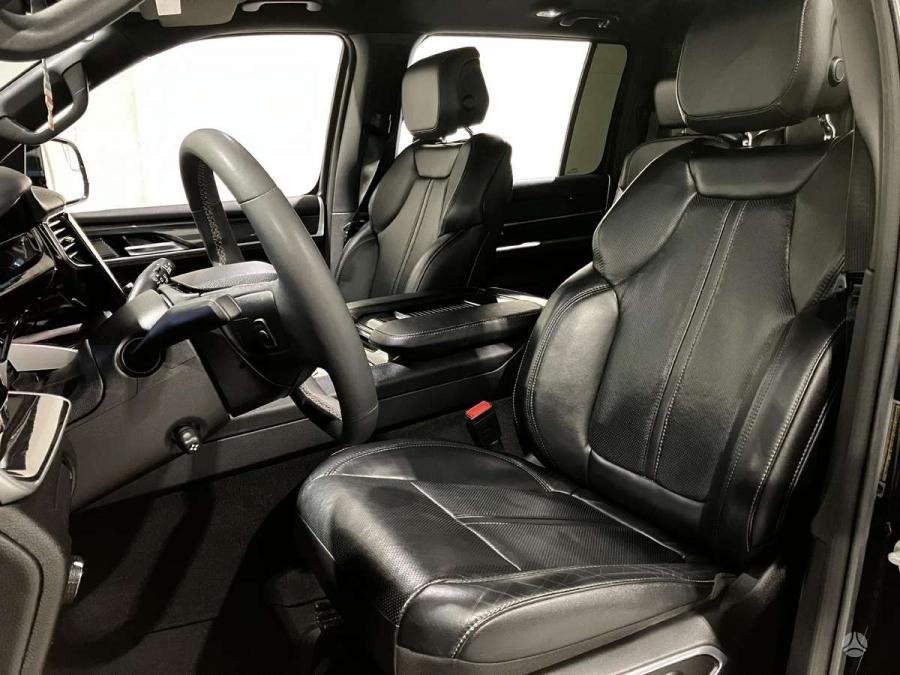 Black Jeep Wagoneer 2022 in Klaipeda, with an engine capacity of 5.65 L and mileage of 37 thousand km for 53966 €, photo 12 on AUTOMOTO.COM.LV