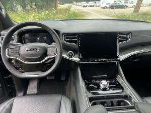Melns Jeep Wagoneer 2022 Kauņa, ar dzinēja tilpumu 5.65 L un nobraukumu 115 tūkst. km par 33900 €, foto 15 vietnē AUTOMOTO.COM.LV