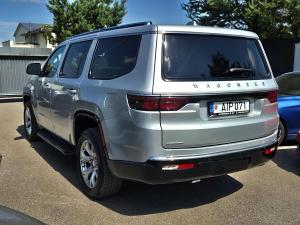 Grey Jeep Wagoneer 2022 in Vilnius, with an engine capacity of 5.65 L and mileage of 131 thousand km for 42900 €, photo 4 on AUTOMOTO.COM.LV