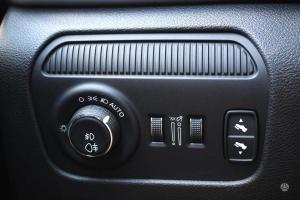 Серый Джип Wagoneer 2022 в Вильнюс, объемом двигателя 5.65 л и пробегом 131 тыс. км за 42900 €, фото 32 на AUTOMOTO.COM.LV