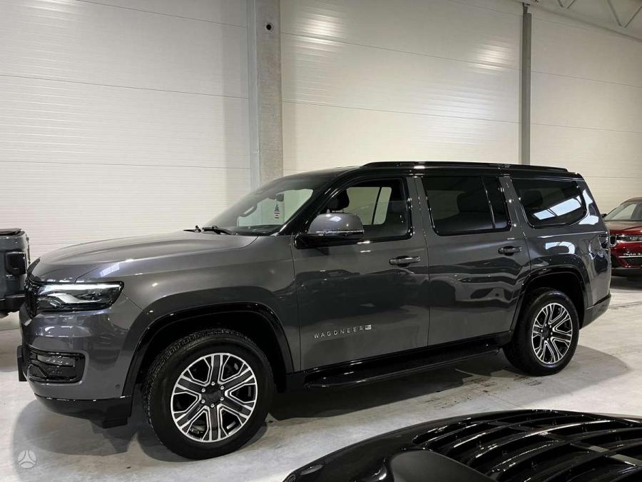 Grey Jeep Wagoneer 2022 in Klaipeda, with an engine capacity of 5.65 L and mileage of 59 thousand km for 46585 €, photo 1 on AUTOMOTO.COM.LV