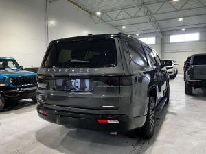 Grey Jeep Wagoneer 2022 in Klaipeda, with an engine capacity of 5.65 L and mileage of 59 thousand km for 46585 €, photo 5 on AUTOMOTO.COM.LV